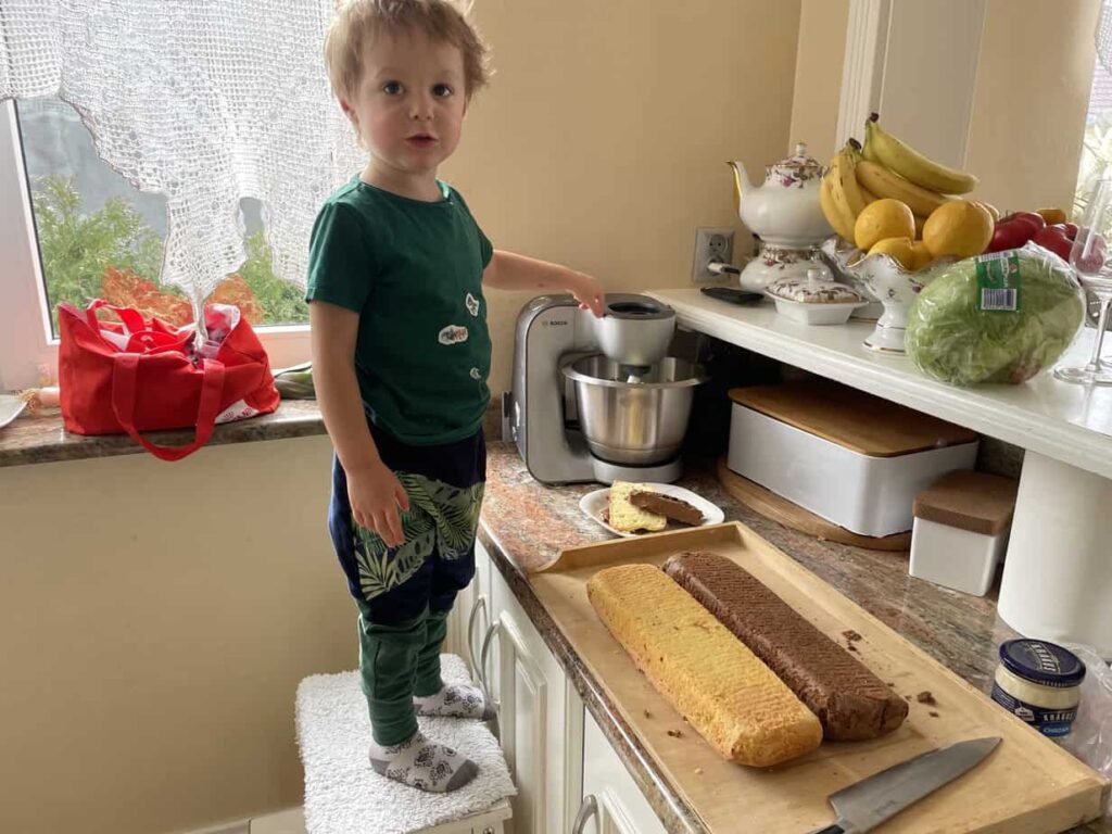 Metrowiec: Easy & Impressive Meter-Long Polish Cake Recipe